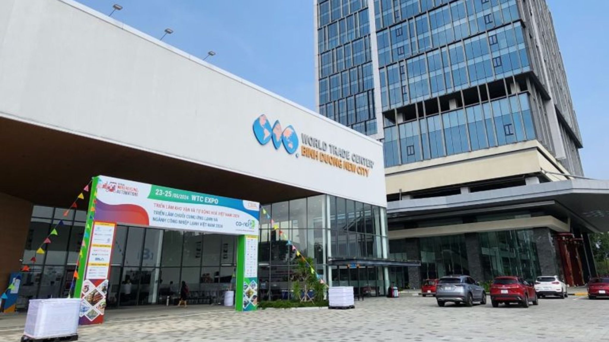 Laptop SGN cho thuê smart tivi 4K tại World Trade Center Bình Dương ...